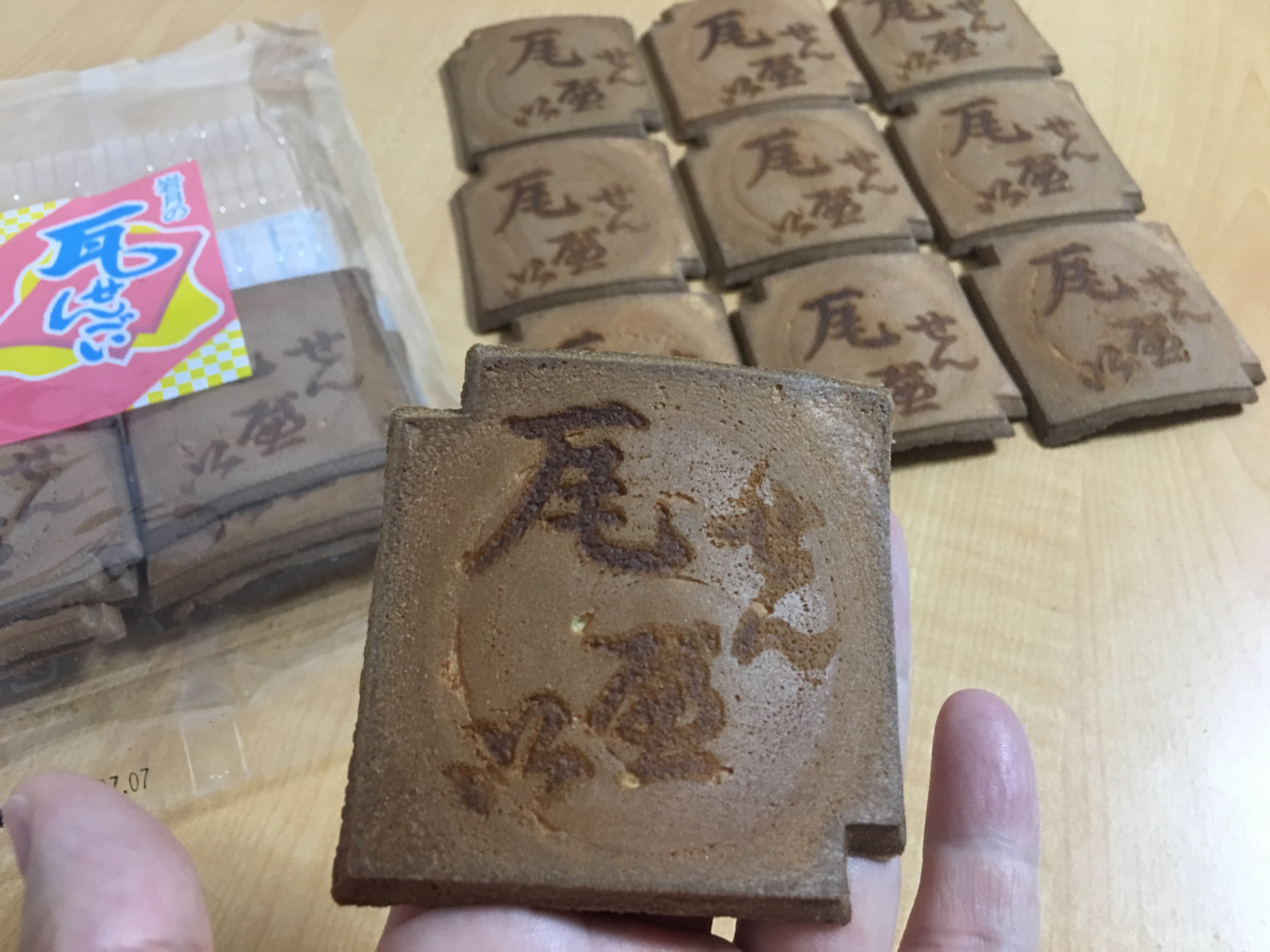 Kawara Senbei: Roof Tile-Like Hard Wheat Crackers - Recommendation of ...